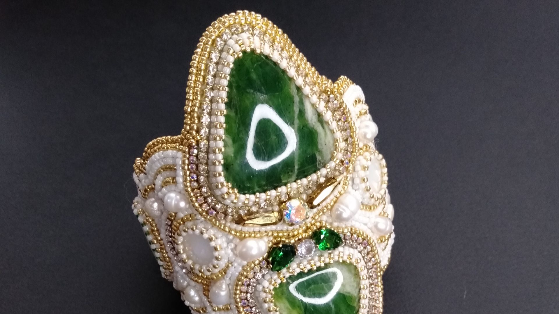 Браслет с зеленым опалом.