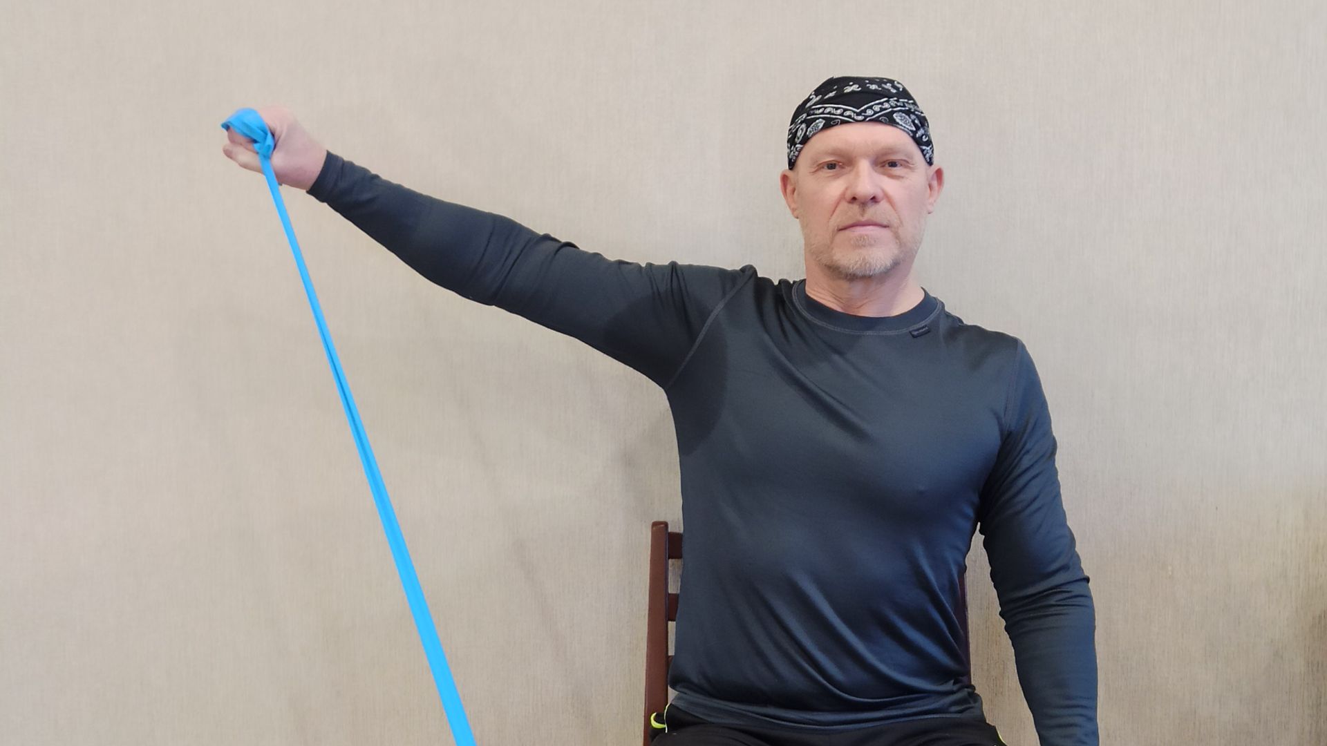 21-Подъём руки в сторону сидя (Single arm shoulder raise side)