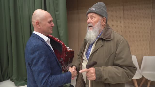 " Вам обоим к лицу седина и морщинки лучами косыми ."