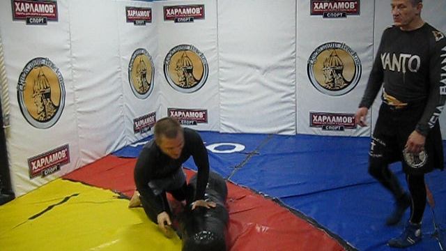 2017 год. Отрабатывая бросок с чучелом одновременно готовимся к уходам от удержаний.