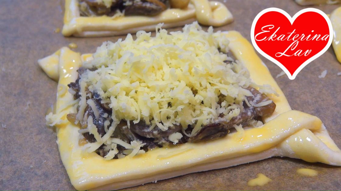 Быстрые и ОЧЕНЬ ВКУСНЫЕ слойки с грибами и сыром! Закуски на праздничный стол из слоёного теста!