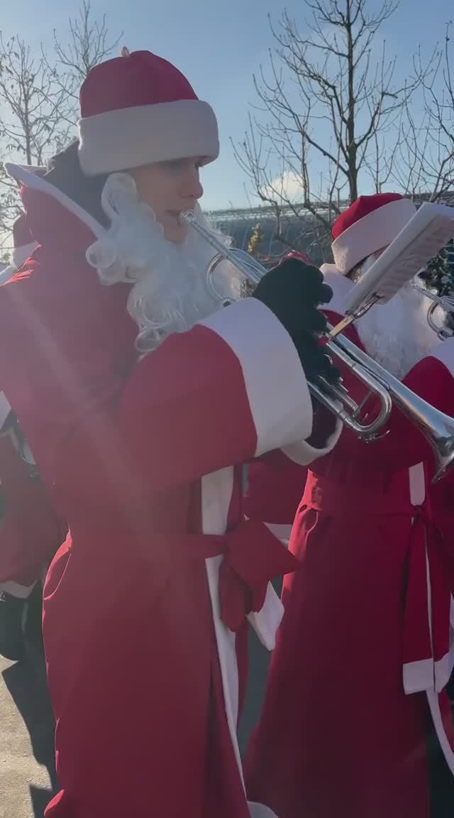 парад Дедов Морозов на ВДНХ г. Москва - оркестр Дедов Морозов