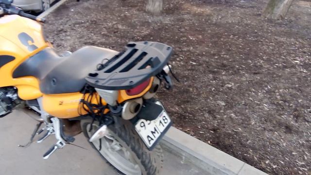 Шикарный леопардовый мотоцикл БМВ с мощным двигателем. Выглядит очень эпично и шикарно.