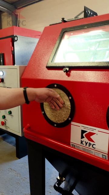 Минимум участия оператора, пока крутится барабан в пескоструйной камере 😱