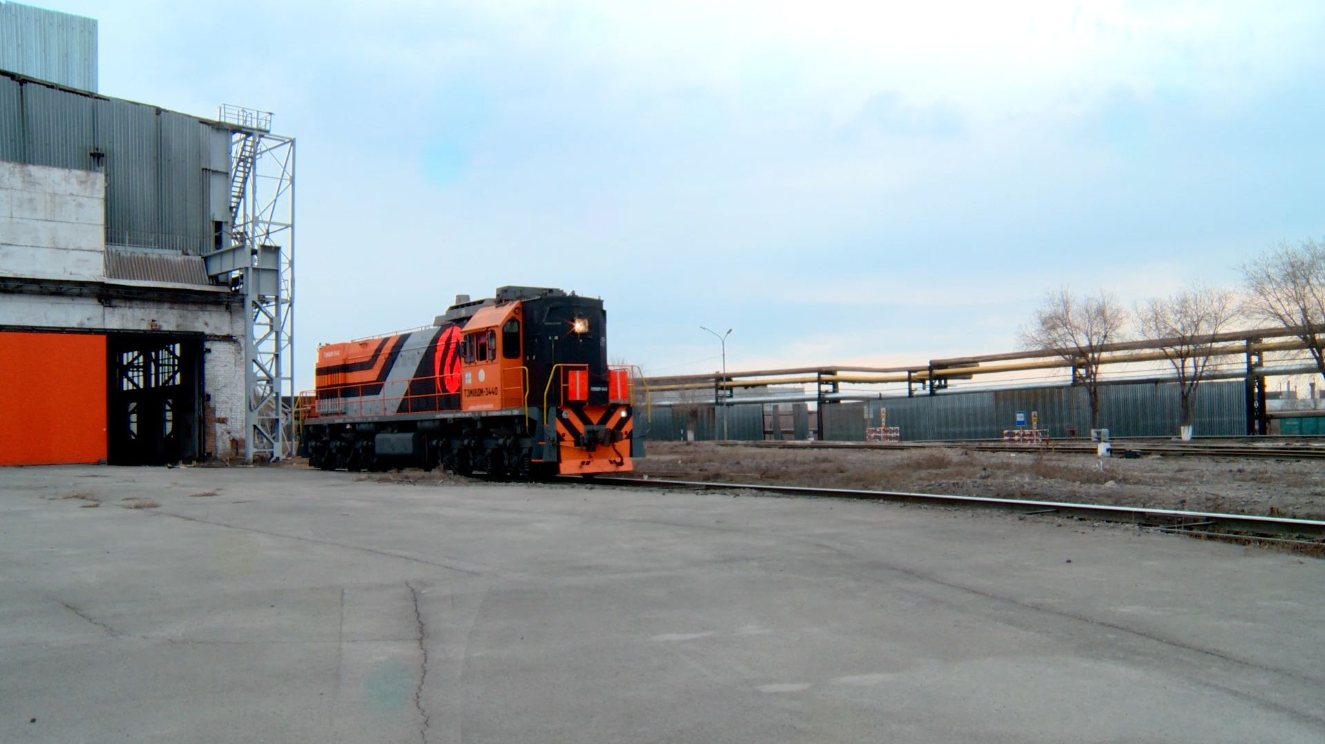 Машинисты Уральской Стали обеспечивают бесперебойное перемещение грузов на предприятии