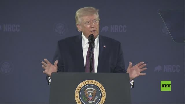 ترامب يسخر من بايدن ويقلده بطريقة طريفة خلال مناسبة مهمة في واشنطن