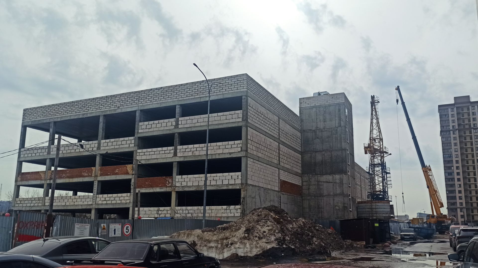 Строительство паркинга в ЖК "Жюль Верн". Демонтируют башенный кран // ул. Июльских Дней // Март 2026