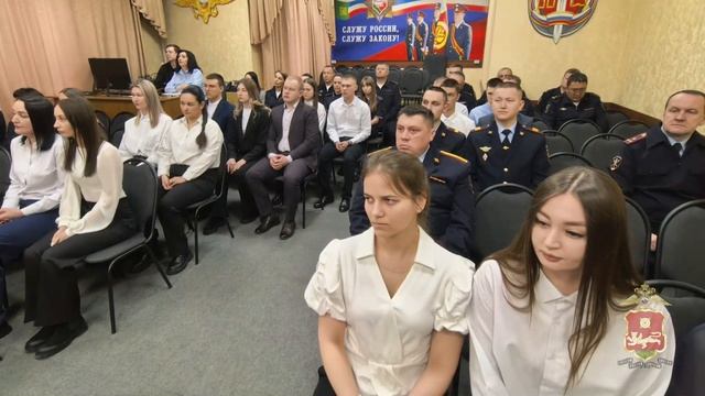 Министр внутренних дел по Республике Хакасия Владимир Генералов вручил погоны молодым офицерам