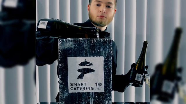 Глыба льда с логотипом компании