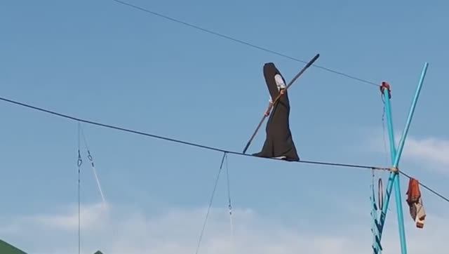 Ходили смотреть канатоходцев зрелищное представление