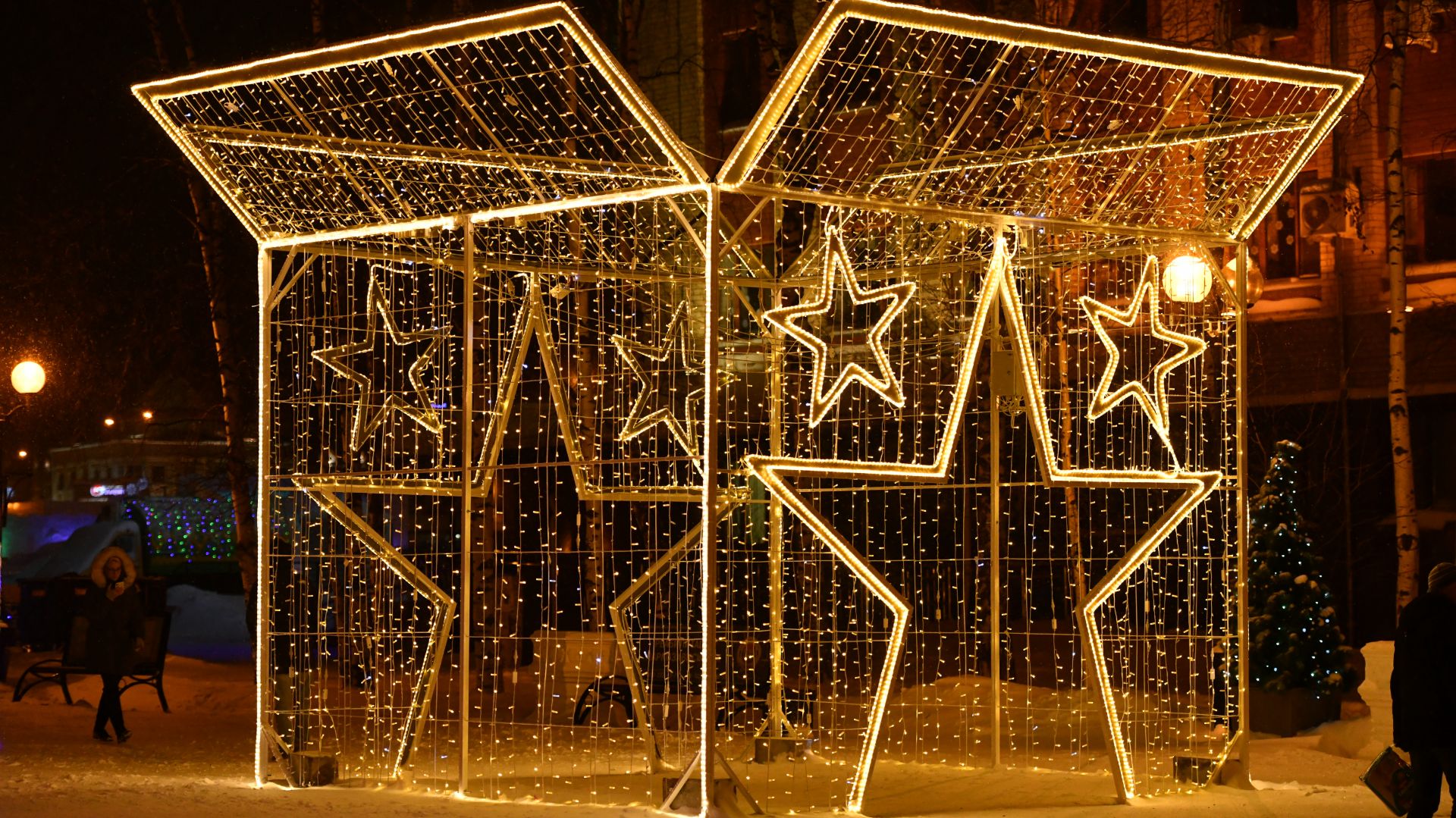 Новогодний светодиодный подарок для оформления площади к Новому году. Высота 4,5 метра.