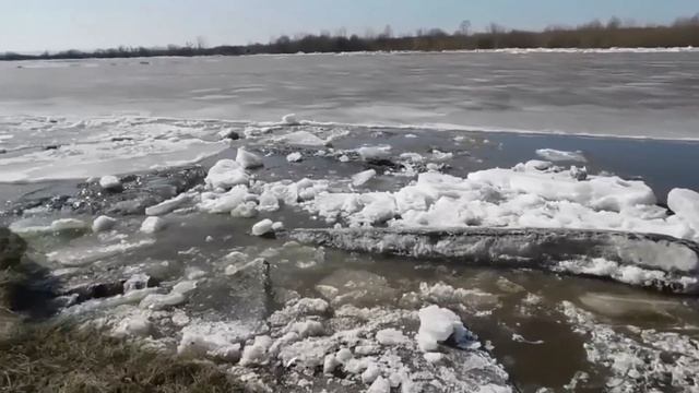 ледоход на РЕКЕ..ЛЕД пошел!!ЭТО надо ВИДЕТЬ.. (11)