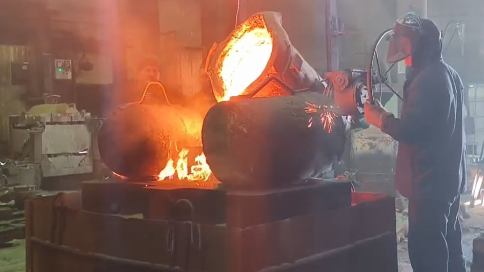 Цилиндр и поршень мощного компрессора - заливка металла в песчаные формы