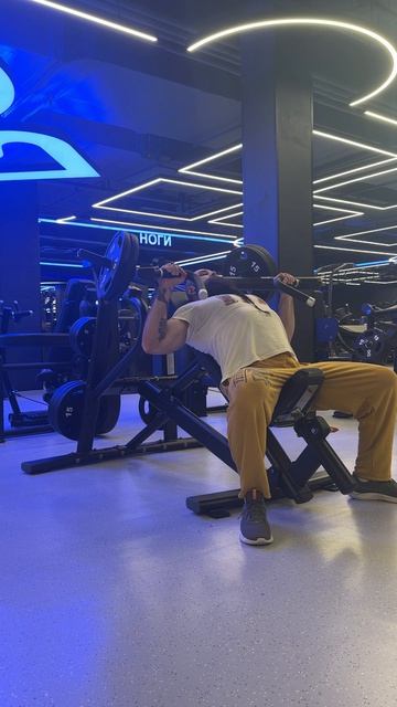 Наклонный (гибридный) жим в станке под 30-45° прямым хватом