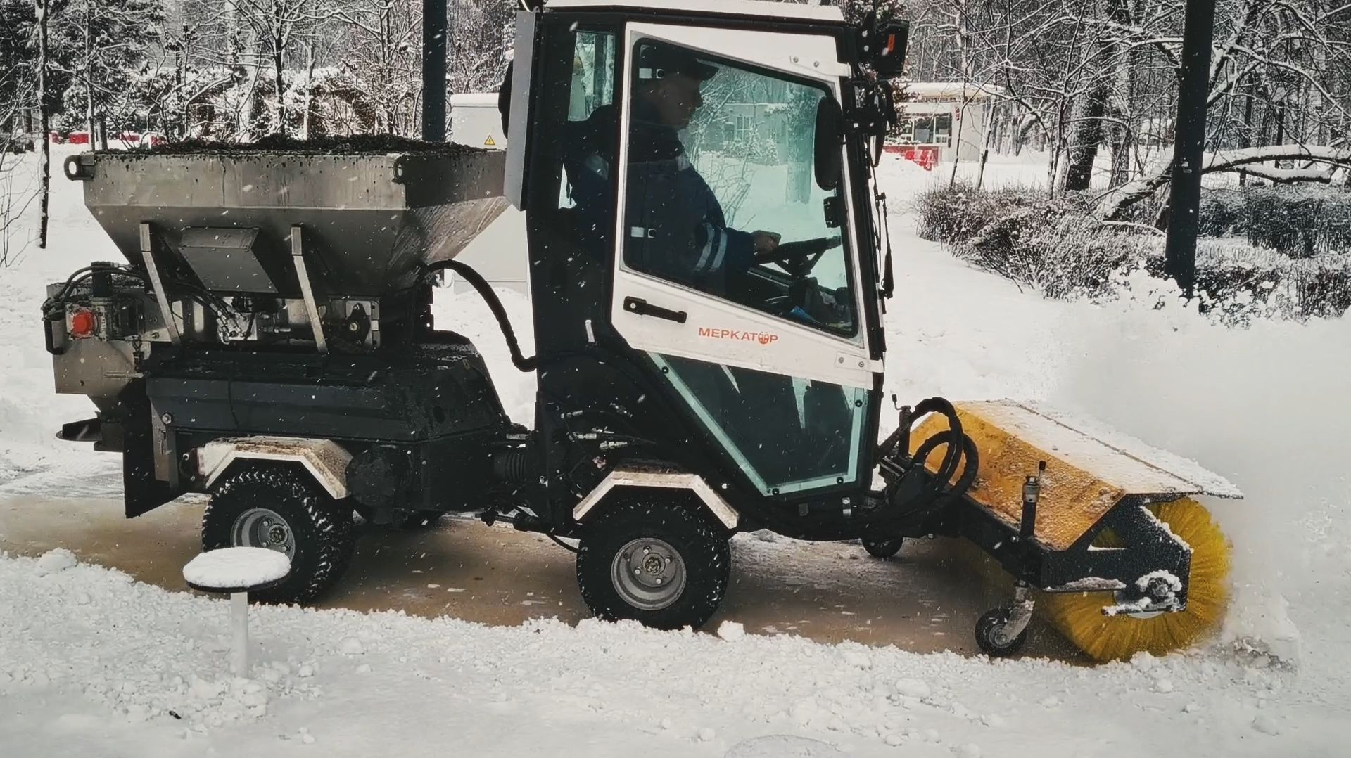 Компактная ВКМ 550 прометает снег щеткой
