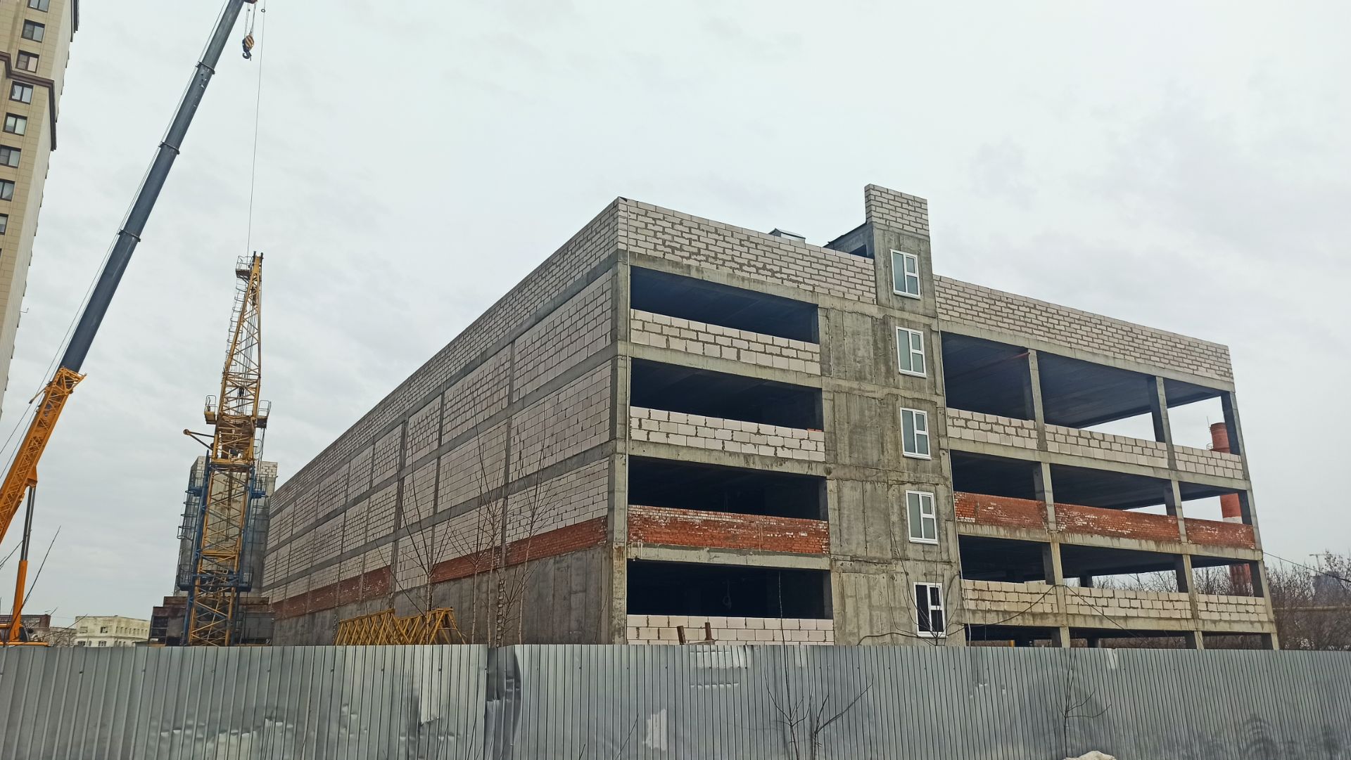 Строительство паркинга в ЖК "Жюль Верн". Демонтируют башенный кран // ул. Июльских Дней // Март 2026