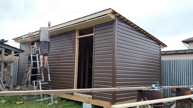 Постройка хозблока своими руками. Подшивка крыши спереди.