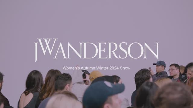 Показ женской коллекции JW Anderson осень-зима 2024-2025