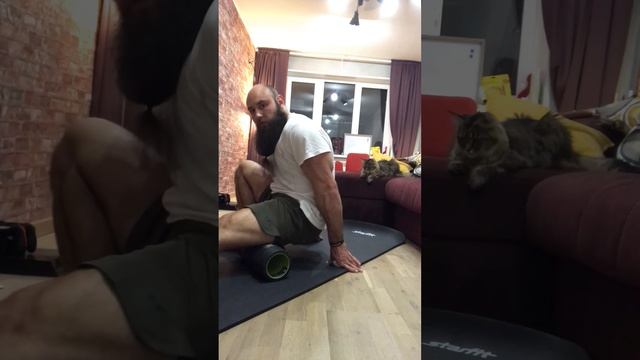 МФР ЗПБ (задней поверхности бедра) на ролле на полу с прямой ногой и сидя с согнутой