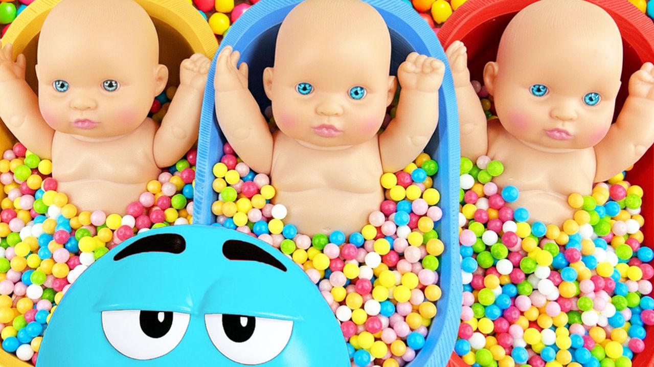 Мультики для детей. Милые куколки с веселыми игрушками в ванночках. Смотреть мультики для малышей.