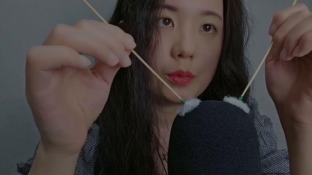 ASMR: чистка ушей и микрофона пушистой ушной палочкой |