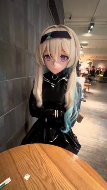 Латексная кигуруми-куколка на свидании.)