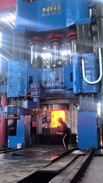 Китайский гидравлический ковочный пресс за работой