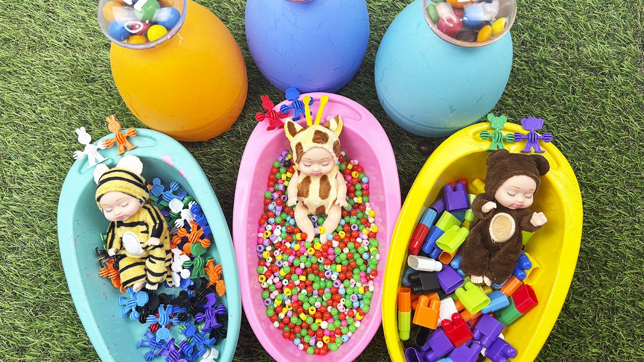 Мультики для девочек. Яркие Ванночки с куклами и конфетками на зеленой траве. Мультики для малышей