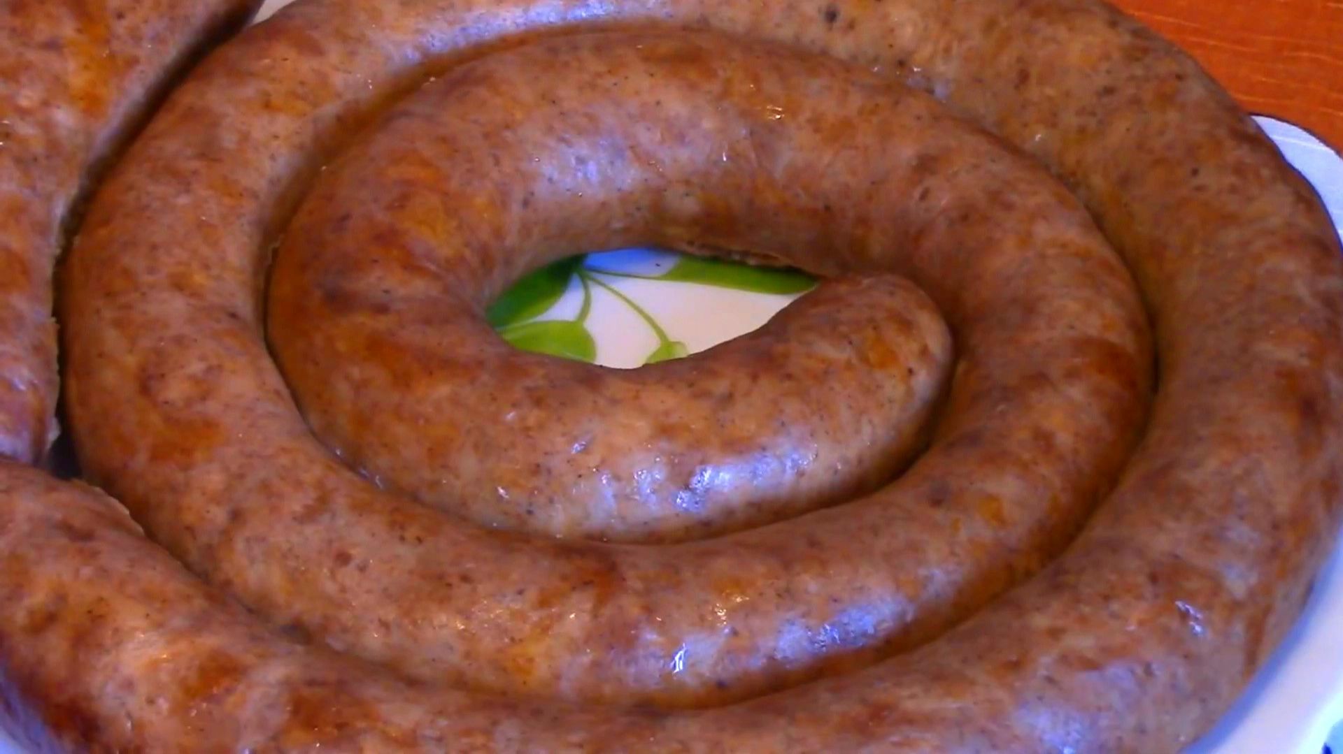 Как приготовить домашнюю колбасу горячего копчения.