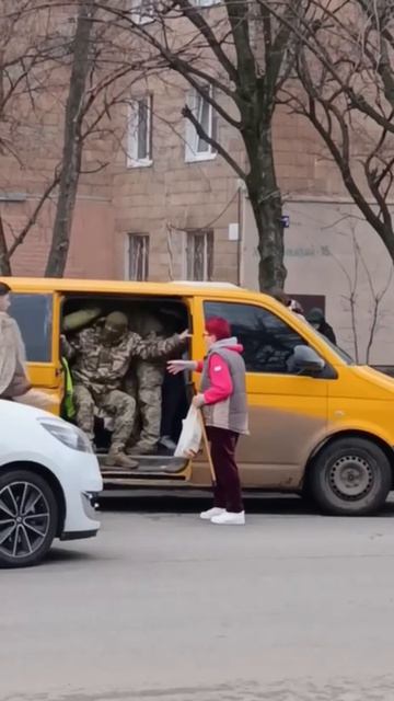 В Харькове женщины оторвали дверь у бусика и освободили "добровольца"