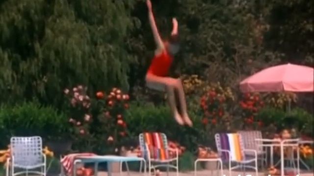 Нырнула в бассейн