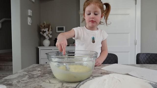 🤔 Как Лена и Миа наготовили гору еды на всю семью- Творожные вафли (Happy Family in CANADA)