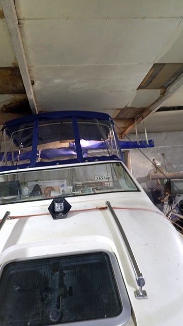 Устрой ство передней панели тента катера