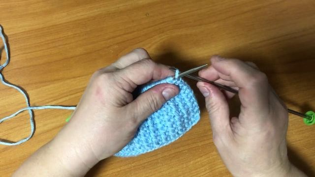 Рельефный узор спицами похож на плиссе