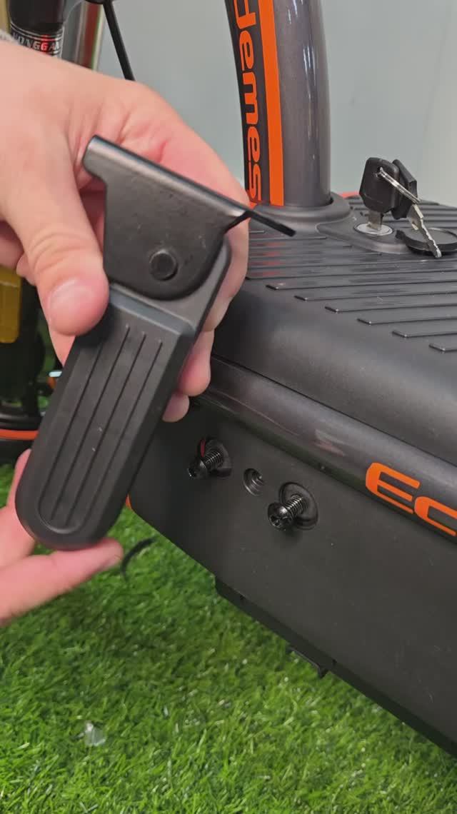 Установка подножек на электроскутер (электровелосипед) Ecodemes EVO 2-42. Электроскутеры оптом с НДС