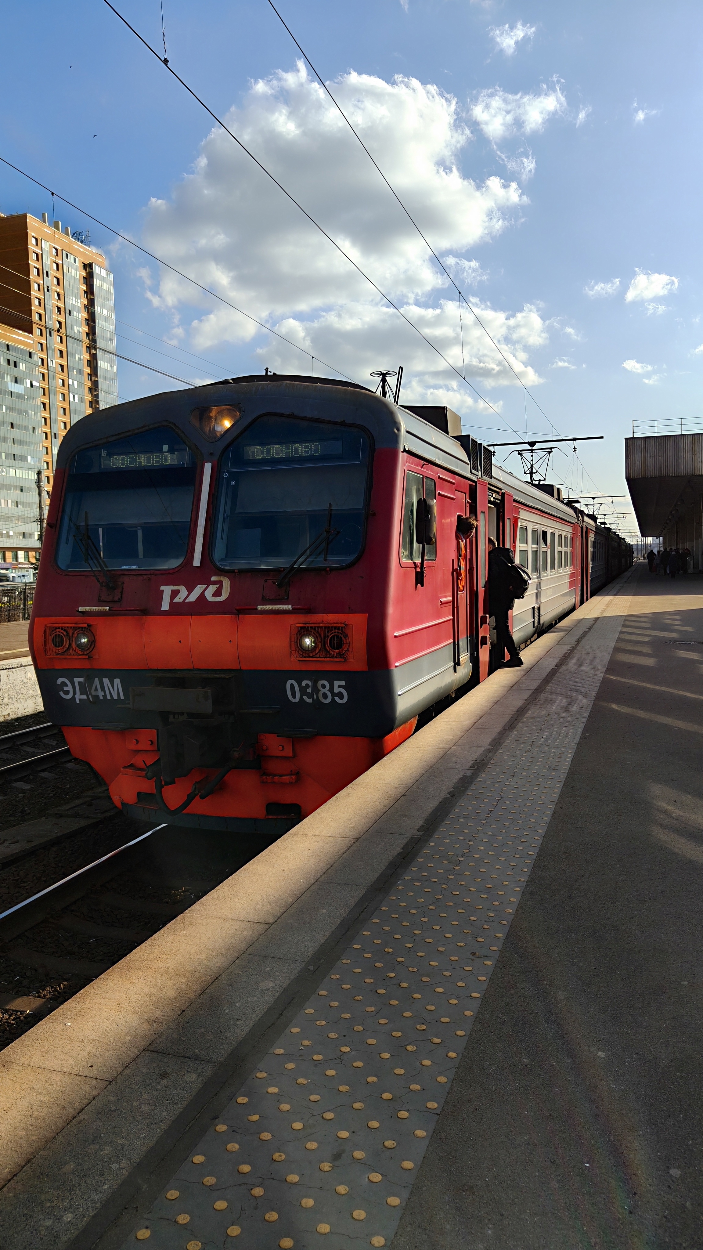 ЭД4М 0385 сообщением Санкт-Петербург - Сосново, отправляется от станции Девяткино