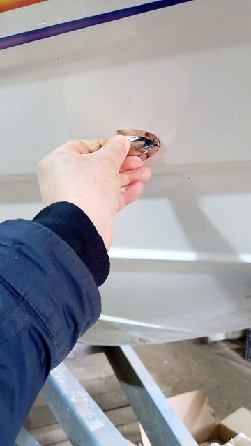 Дефлектор якорного ящика катера