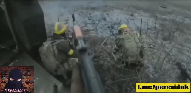 ВСУшник по время наката наступил на "лепесток" (вид от первого лица)