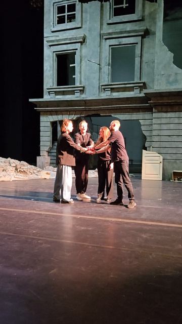 Акттеры перед началом спектакля