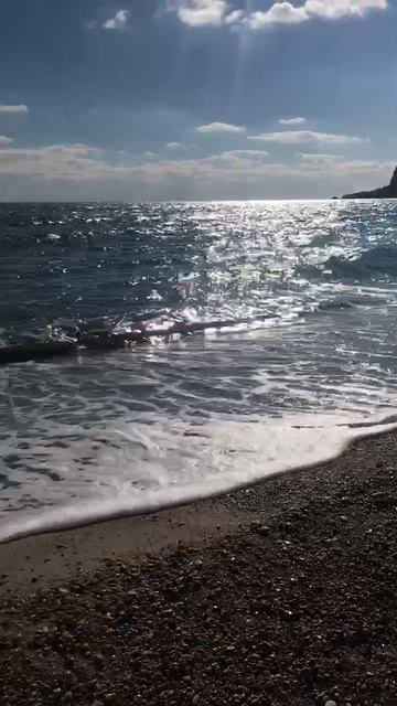 Художница из Кубани пишет Карадаг на пляже Коктебеля | Пленэр в Крыму