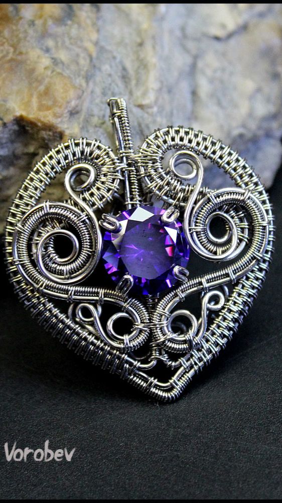 💎Кулон ручной работы «Сердце в фиолете» из фианита и проволоки.
