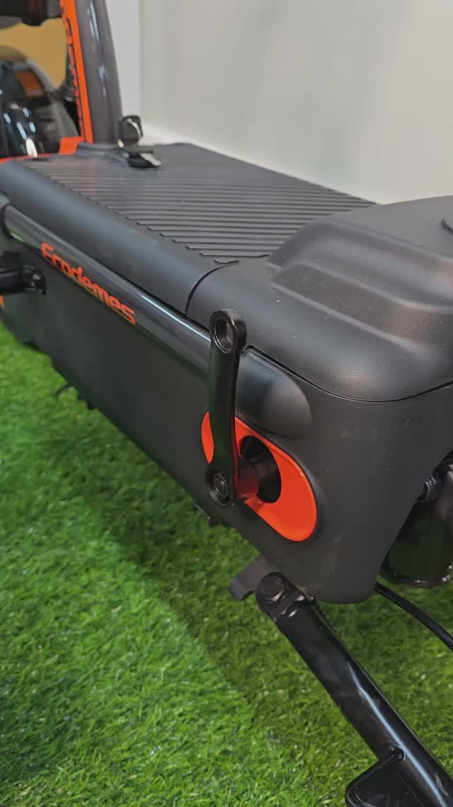 Установка педалей на электроскутер (электровелосипед) Ecodemes EVO 2-42. Электровелосипеды оптом