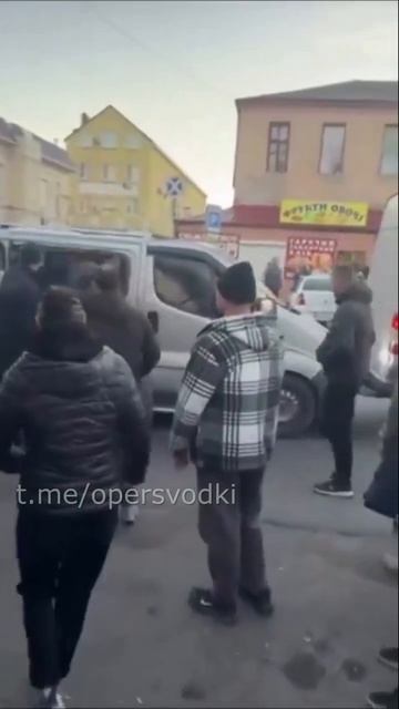 Громадяне освободили ухилянтов и развалили бусик ТЦК