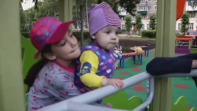 ВЛОГ  для детей ГУЛЯЕМ В ПАРКЕ НА ДЕТСКОЙ ПЛОЩАДКЕ 2017