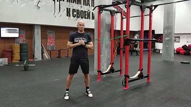 Жим Паллофа стоя (Антиротационный жим статика кора)