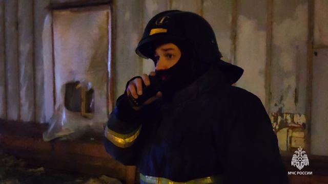 Пожарные МЧС России работают на загорании барака в Хабаровске