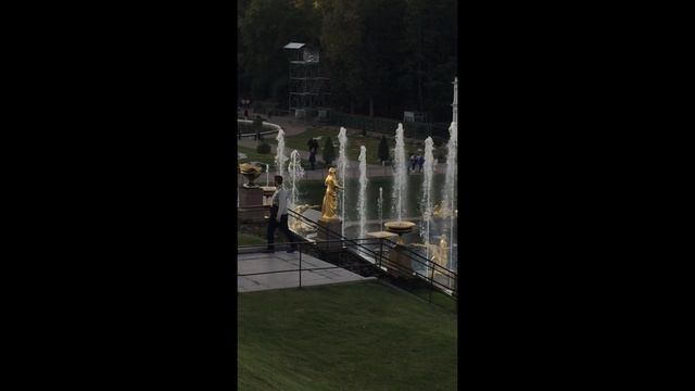 Петергоф. Вид сверху на фонтан Самсон и морской канал.