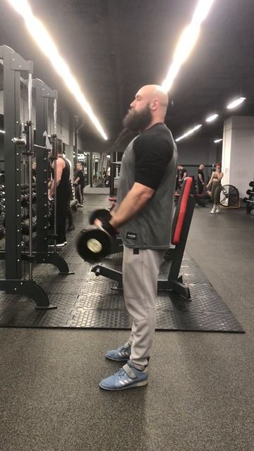 Подъём штанги перед собой стоя обратным хватом