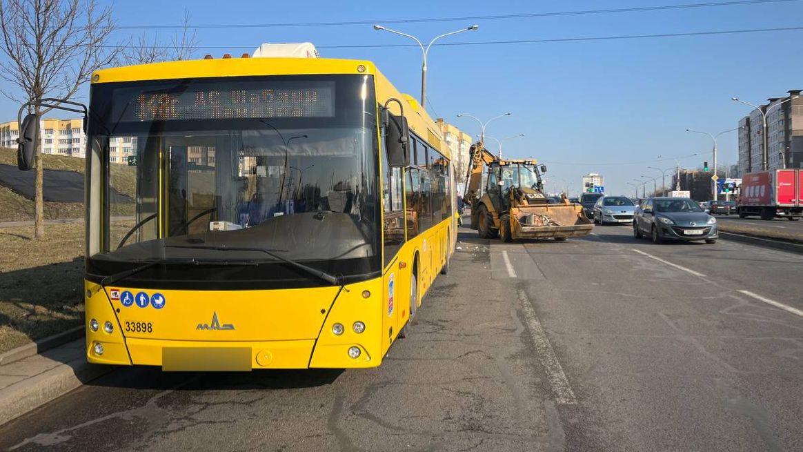 Погрузчик врезался в грузовик и автобус в Минске