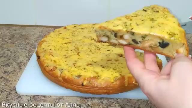 Пирог-пицца с курицей на сковороде.